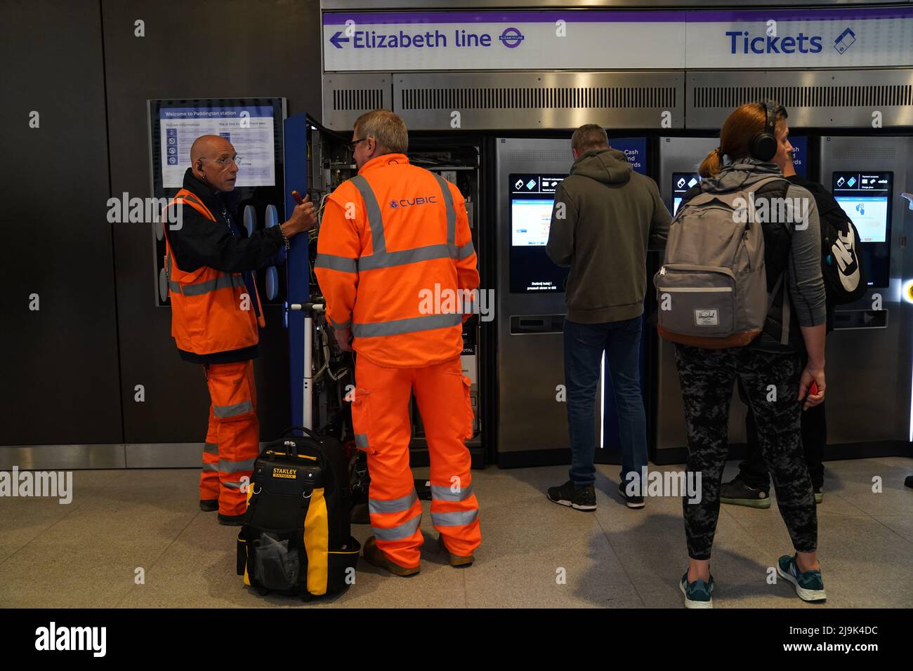 Elizabeth line ticket hall hi-res stock photography and images - Alamy