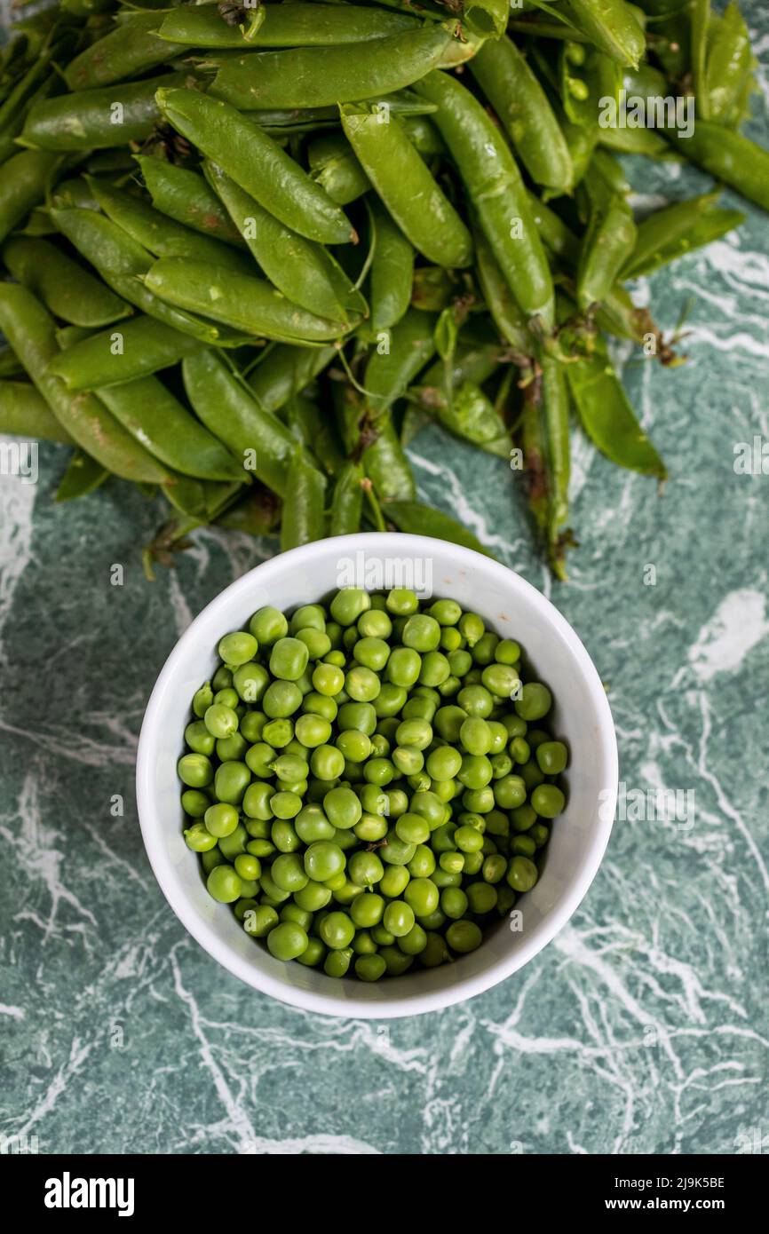 Shelled green peas hi-res stock photography and images - Alamy