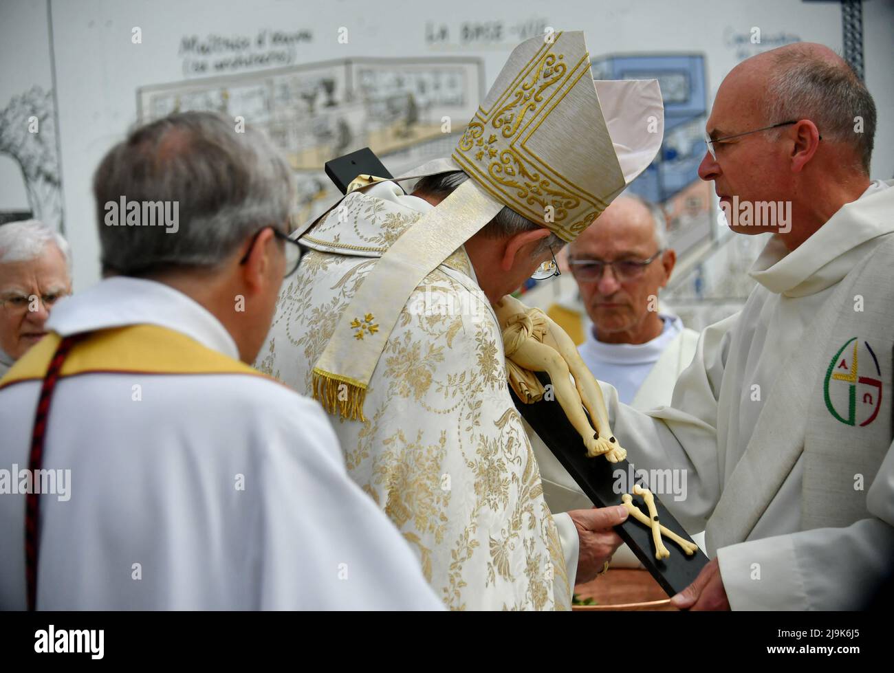 The new Archbishop of Paris Laurent Ulrich takes office during a ...