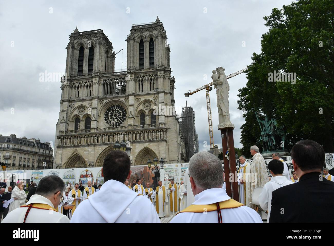 The new Archbishop of Paris Laurent Ulrich takes office during a ...