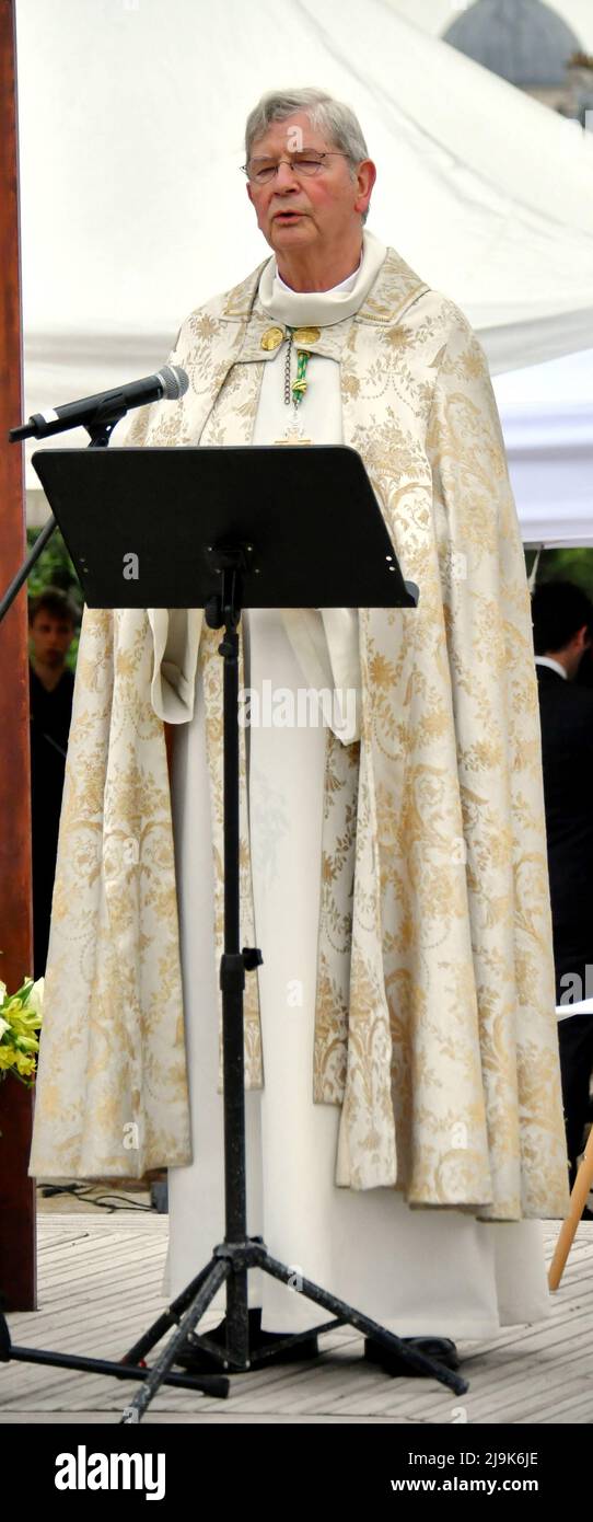 The new Archbishop of Paris Laurent Ulrich takes office during a ...