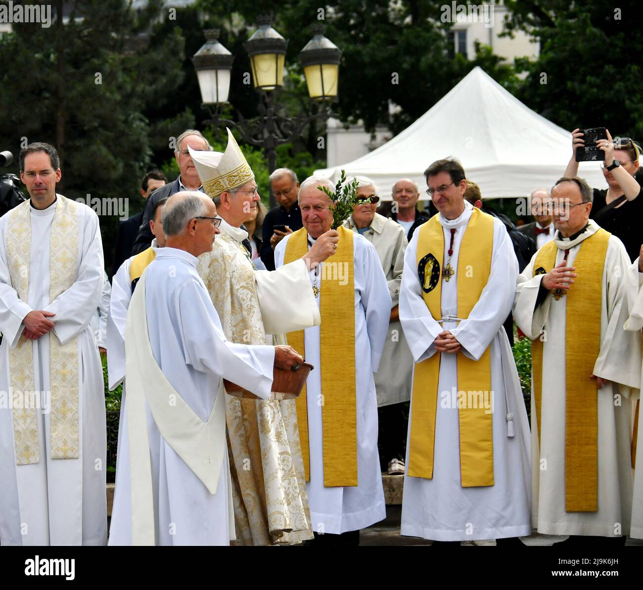 The new Archbishop of Paris Laurent Ulrich takes office during a ...