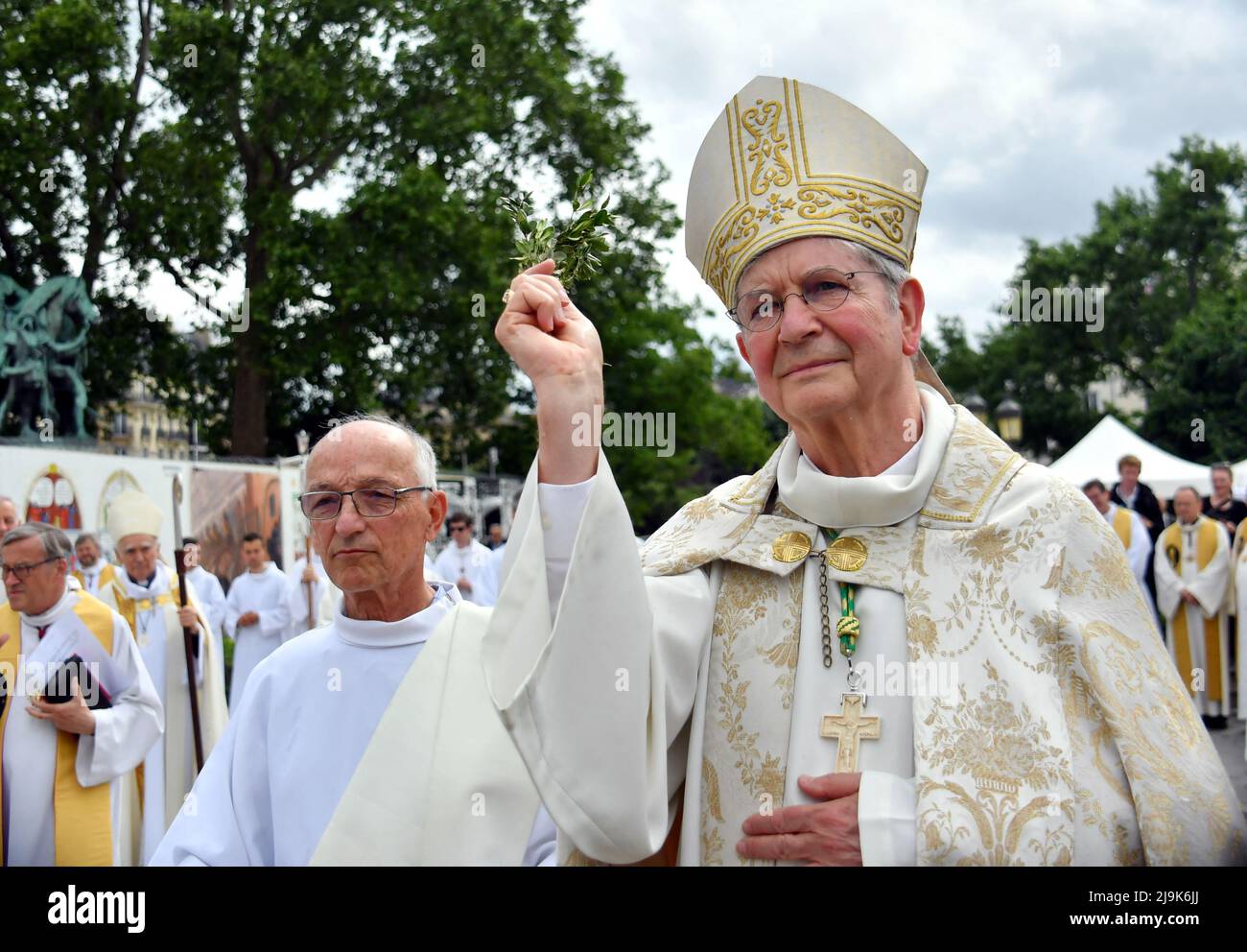 The new Archbishop of Paris Laurent Ulrich takes office during a ...