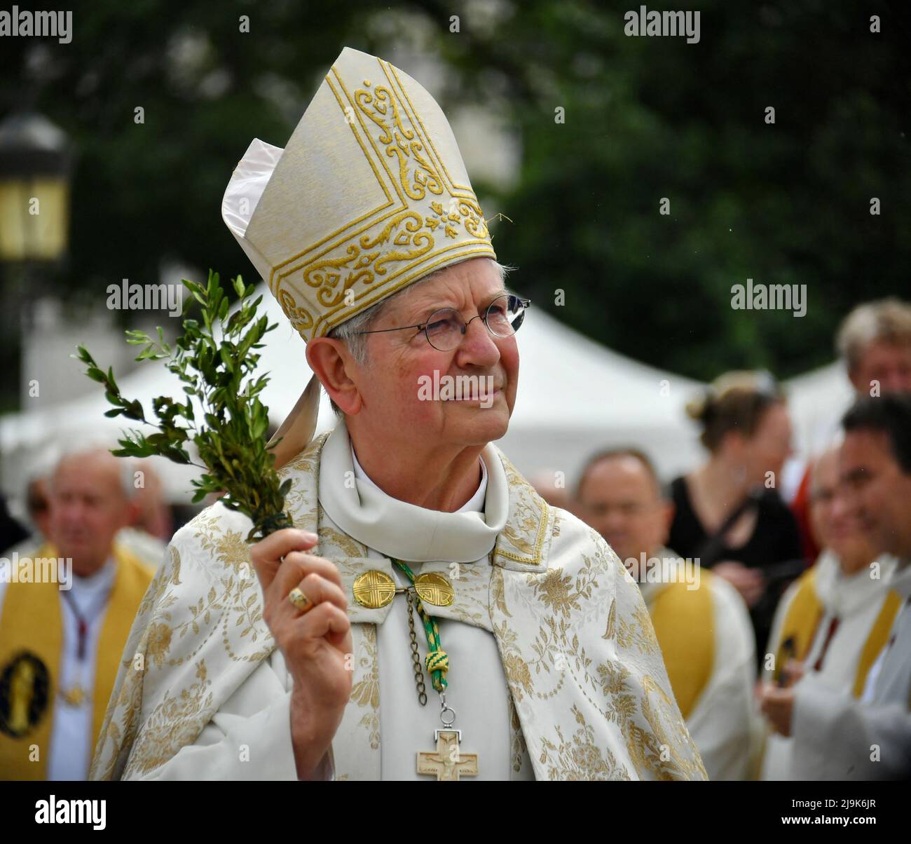 The new Archbishop of Paris Laurent Ulrich takes office during a ...
