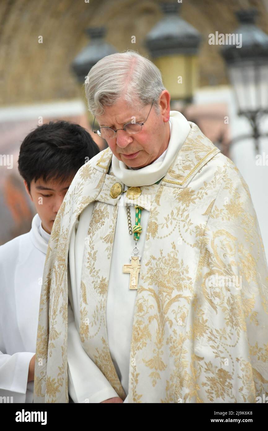 The new Archbishop of Paris Laurent Ulrich takes office during a ...