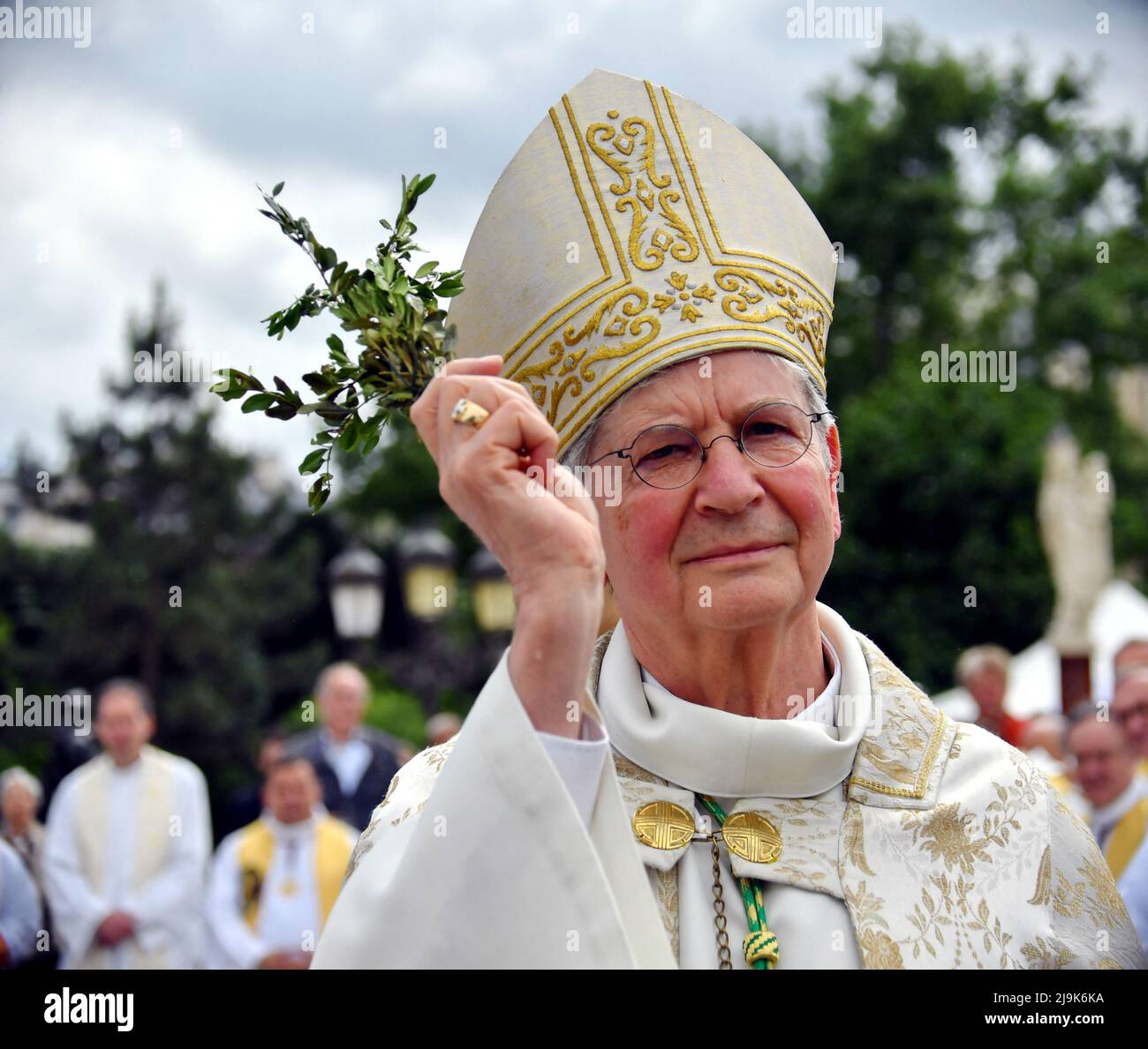 The new Archbishop of Paris Laurent Ulrich takes office during a ...