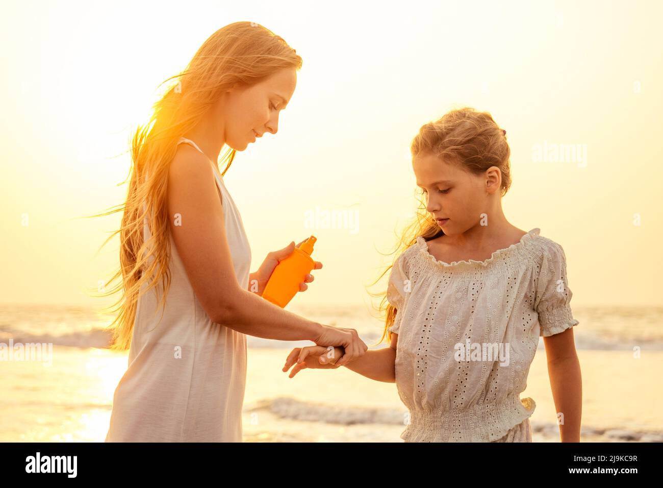 Applying sunscreen child hi-res stock photography and images - Alamy