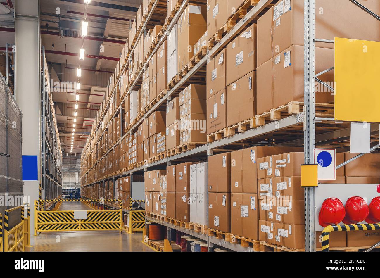 Warehouse storage racks boxes hi-res stock photography and images - Alamy