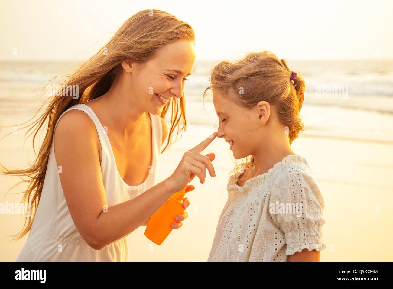 Applying sunscreen child hi-res stock photography and images - Alamy