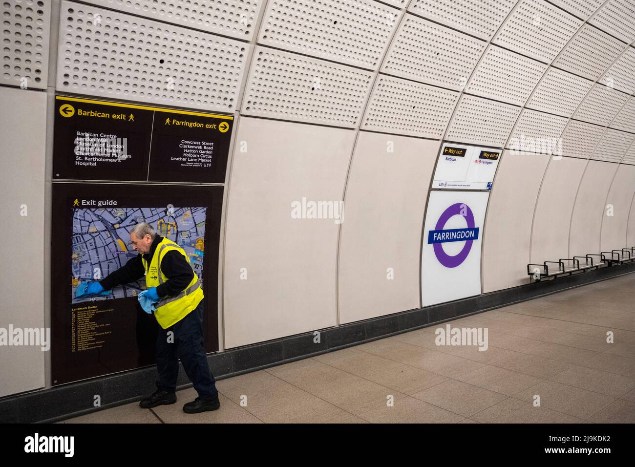 Elizabeth line farringdon station hi-res stock photography and images ...