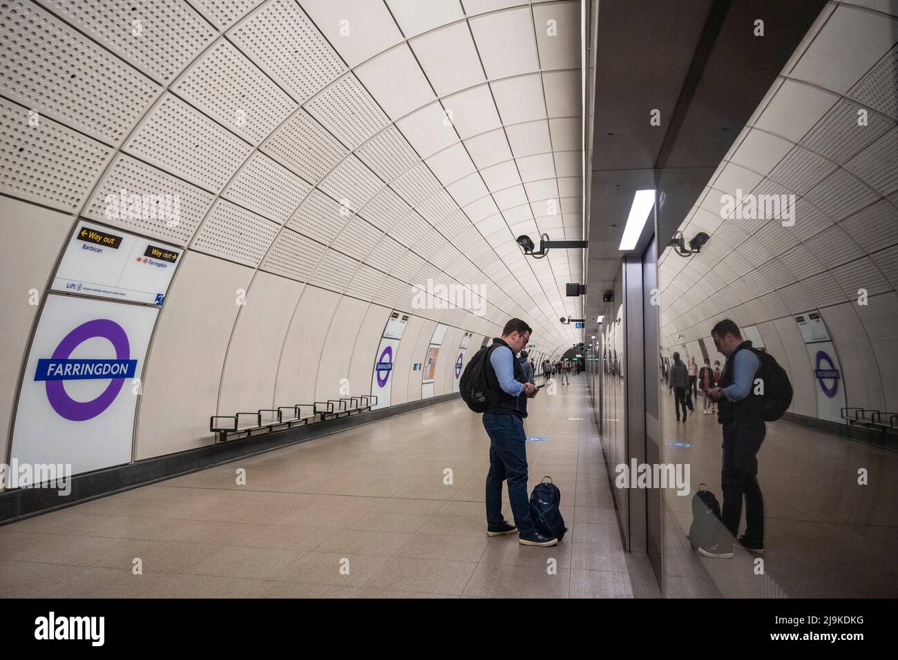 Elizabeth line farringdon station hi-res stock photography and images ...