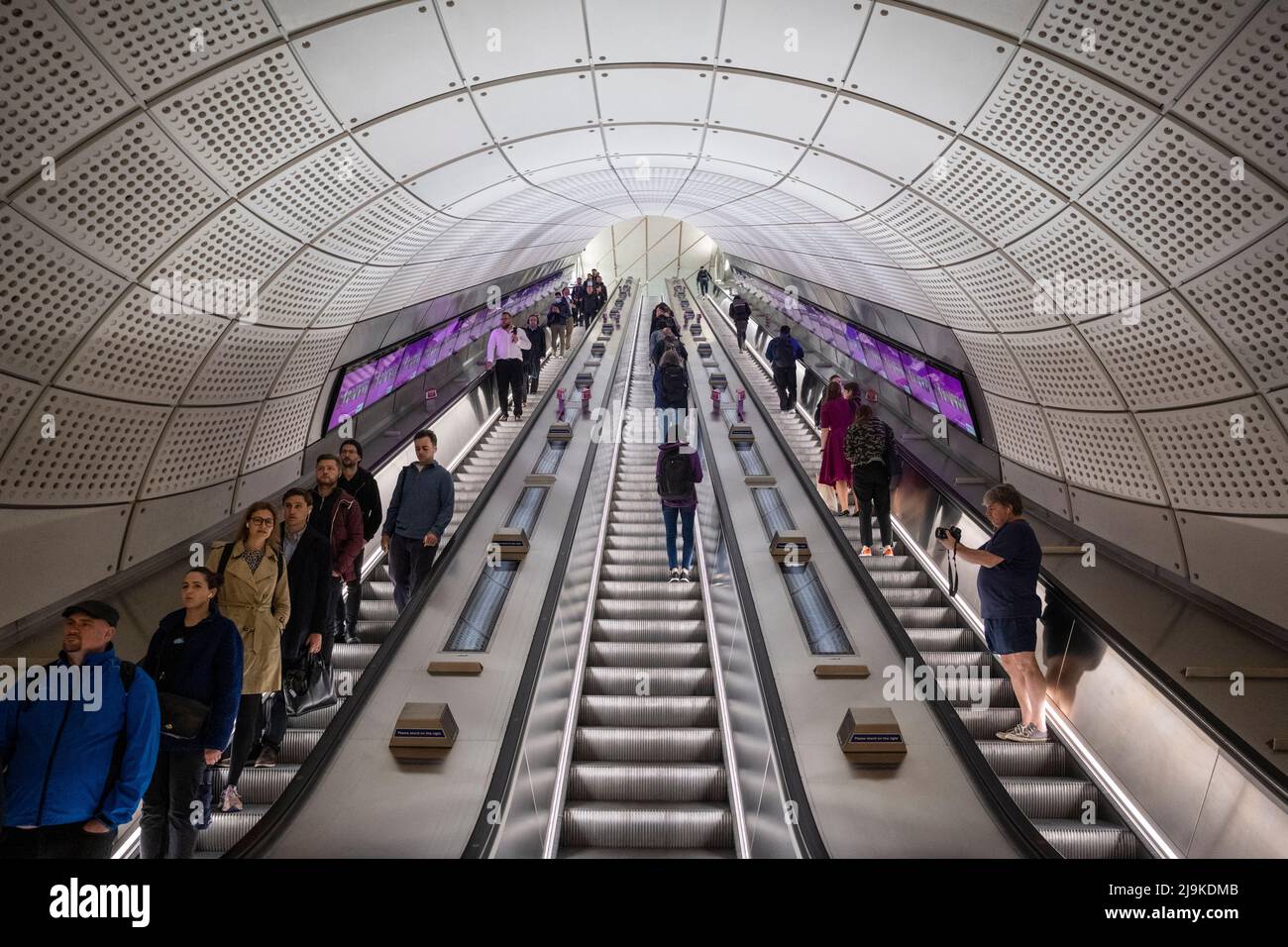New elizabeth line farringdon station hi-res stock photography and ...