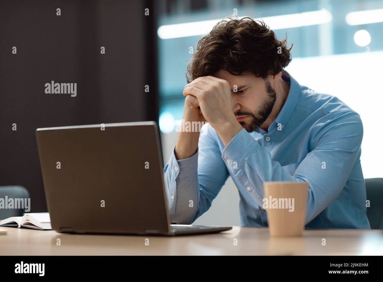 Man grabbing head hi-res stock photography and images - Alamy