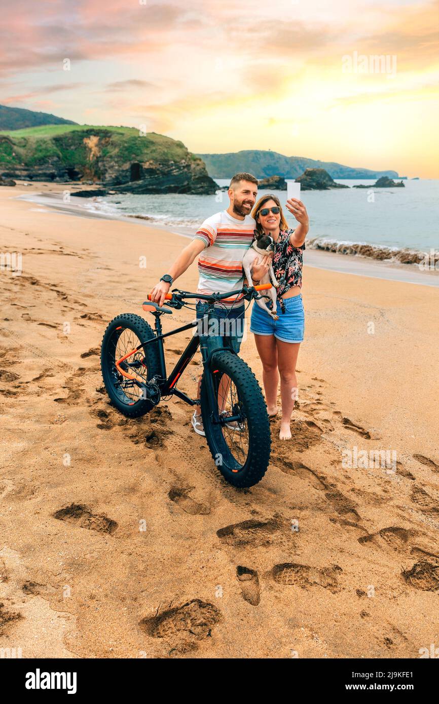 Fat couple beach hi-res stock photography and images - Alamy