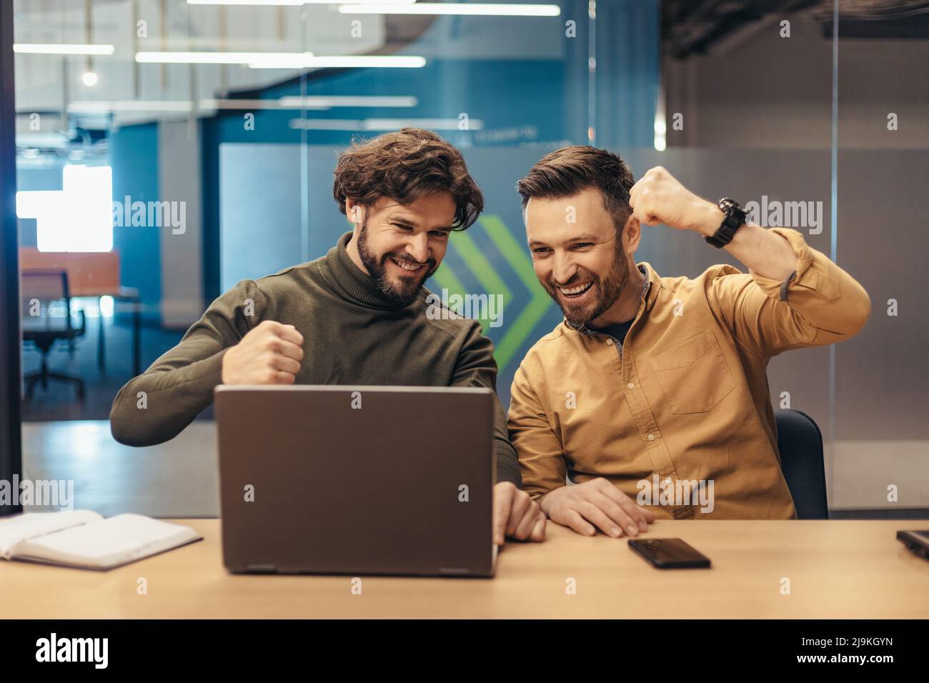 Team celebrating colleague success hi-res stock photography and images ...