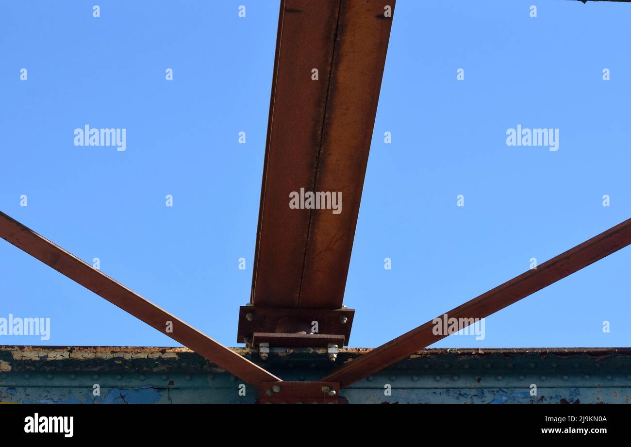 Looking up girders hi-res stock photography and images - Alamy