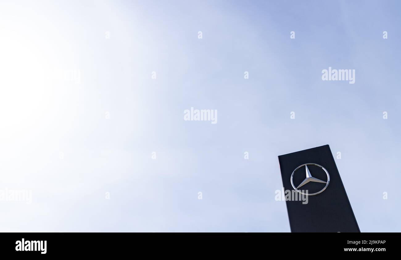 A picture of a Mercedes Benz sign at a car dealership Stock Photo - Alamy