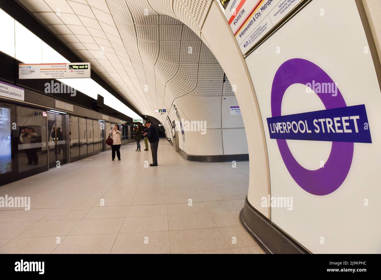 Liverpool Street Station, London, UK. 24th May 2022. The Elizabeth Line ...