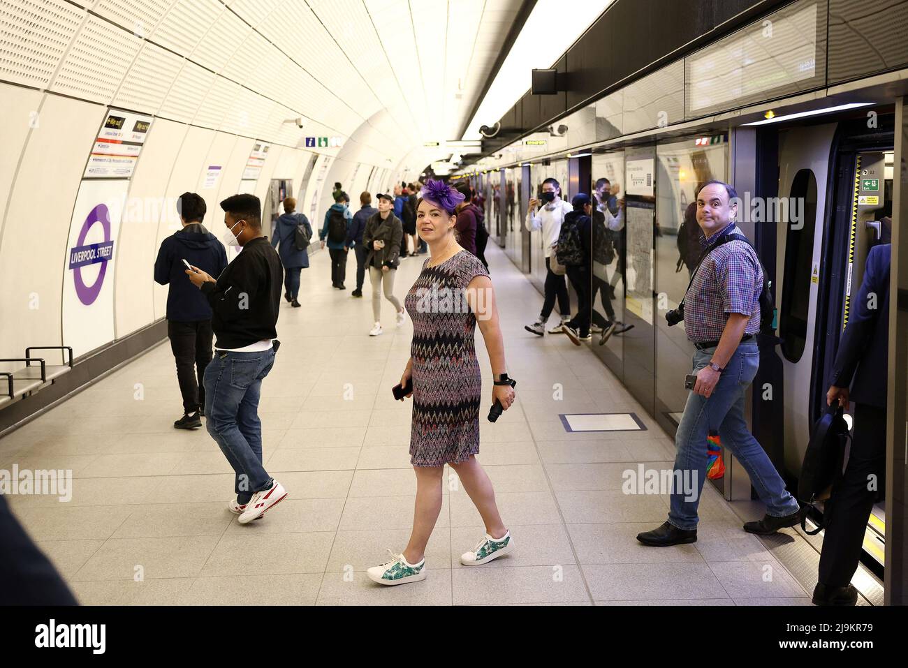 Elizabeth line liverpool street station hi-res stock photography and ...
