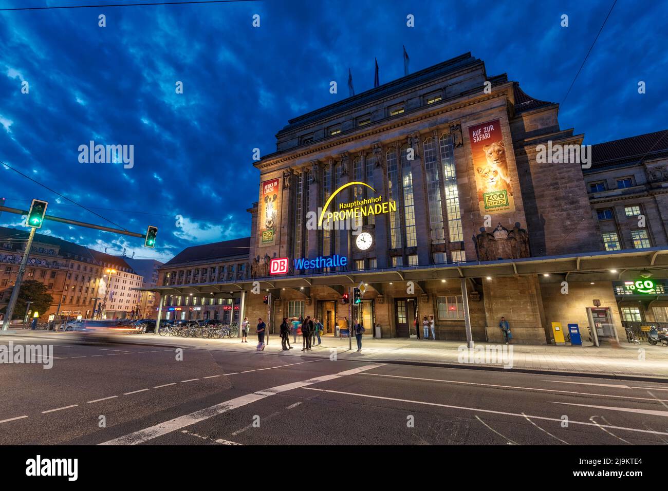 Twilight falls on Leipzig Hauptbahnhof, train station on the inner ring ...