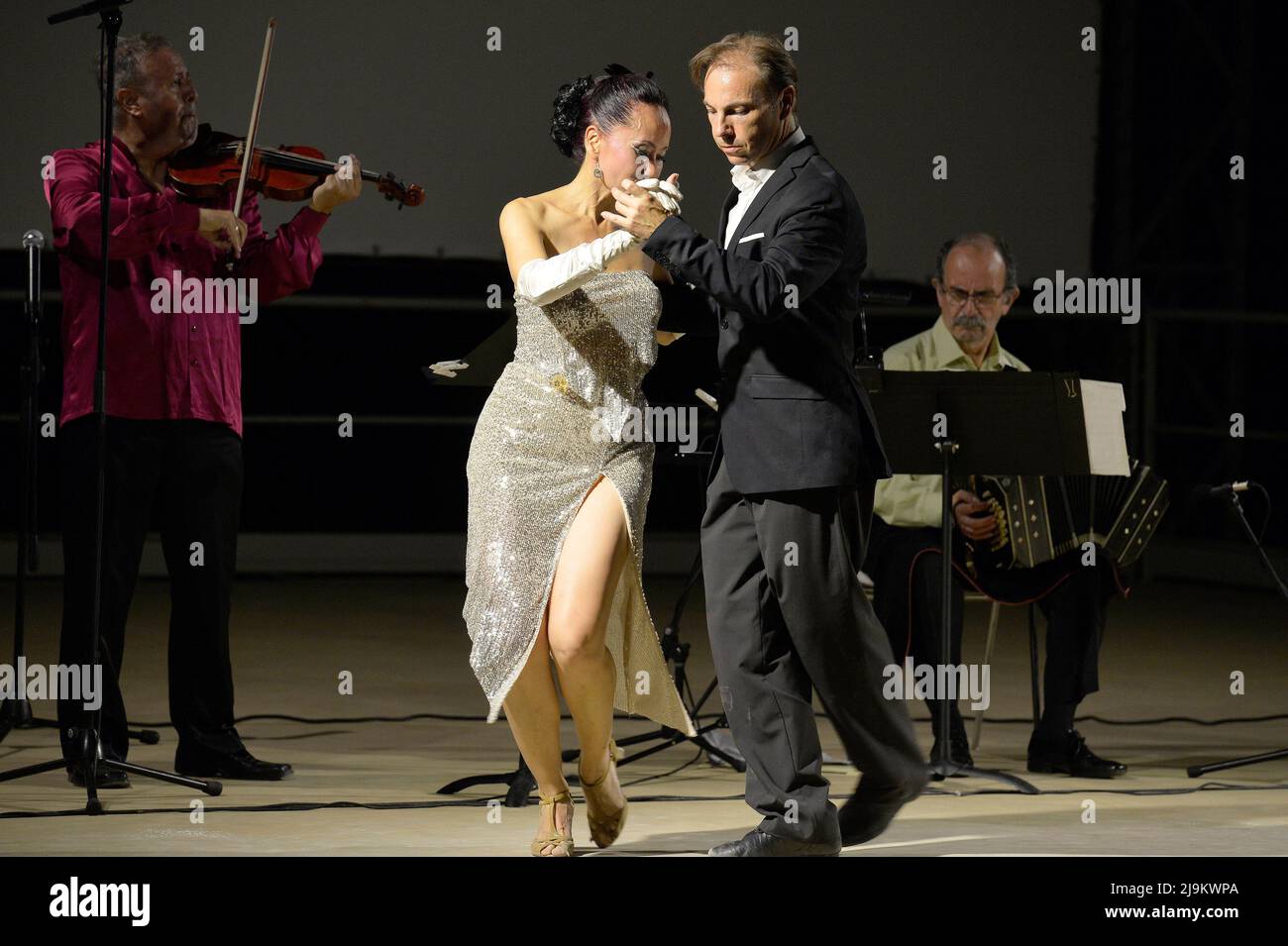 Tango dancers on the stage hi-res stock photography and images - Alamy