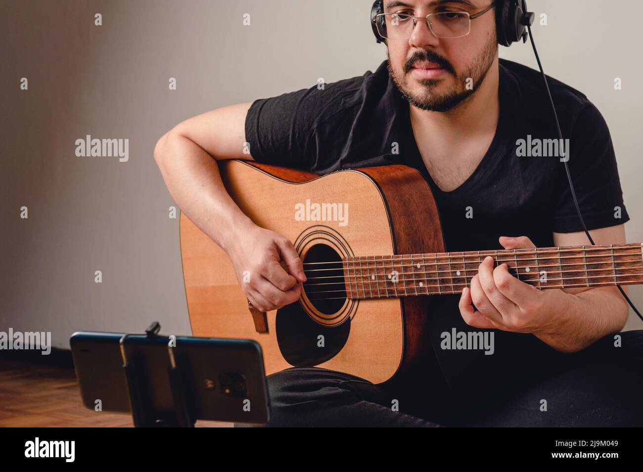 Guitar tutorial hi-res stock photography and images - Alamy