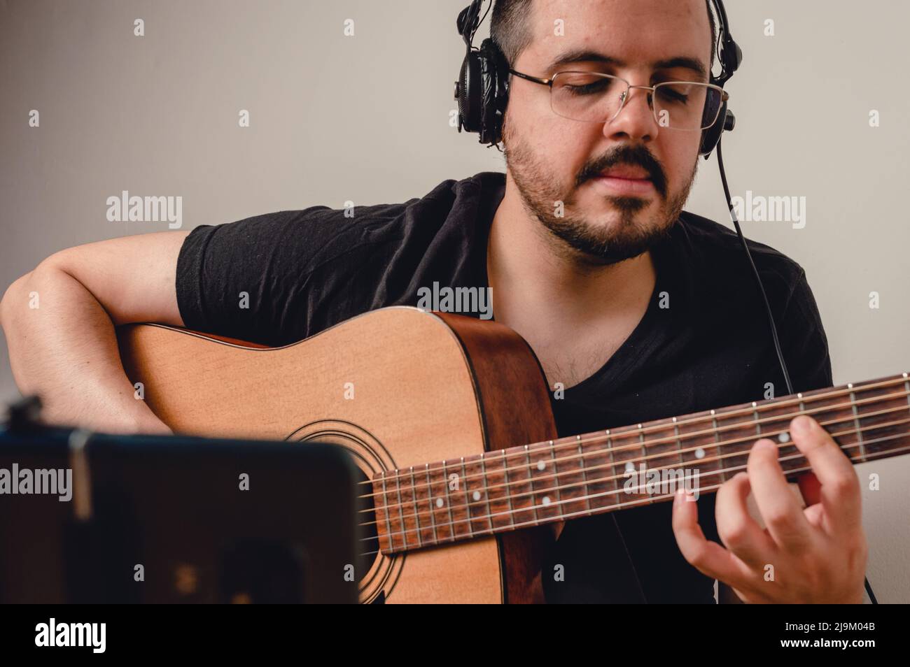 Man recording himself smart phone hi-res stock photography and images ...
