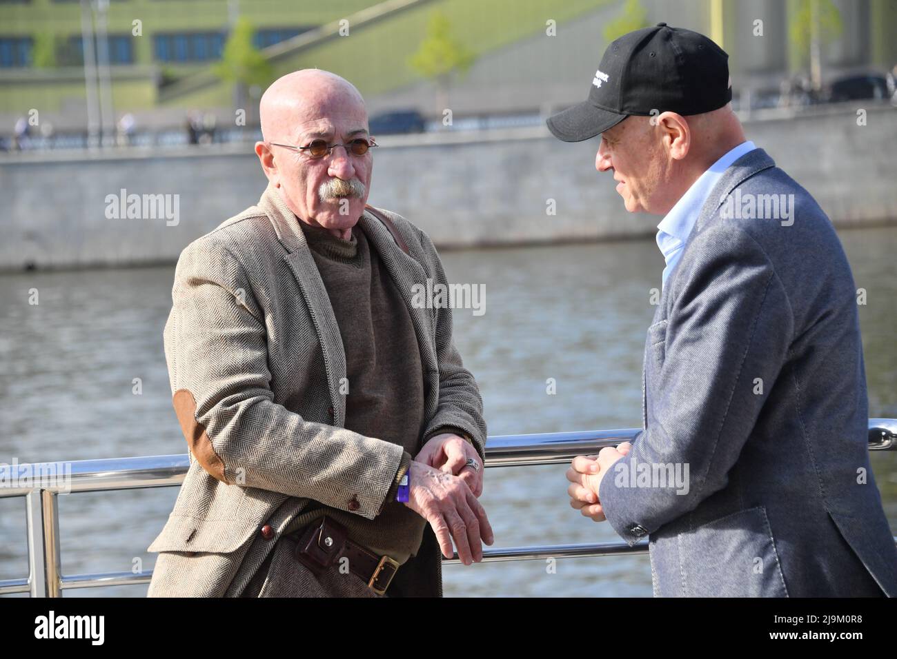 Moscow. The singer Alexander Rosenbaum (at the left) during the ...