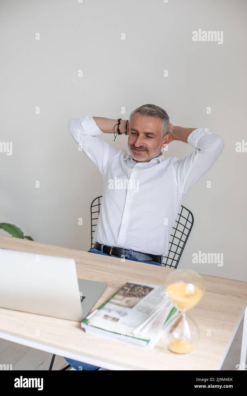 Person leaning back on chair hi-res stock photography and images - Alamy