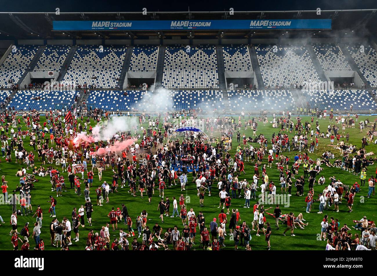 Football pitch invasion hi-res stock photography and images - Alamy