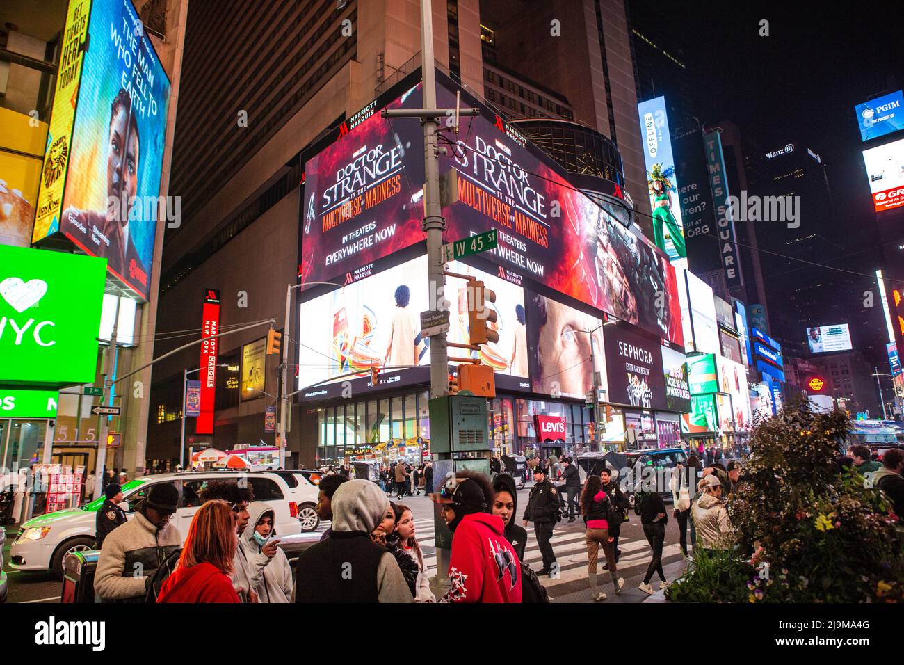 Times Square in New York bei Nacht mit Leuchtreklame Stock Photo - Alamy