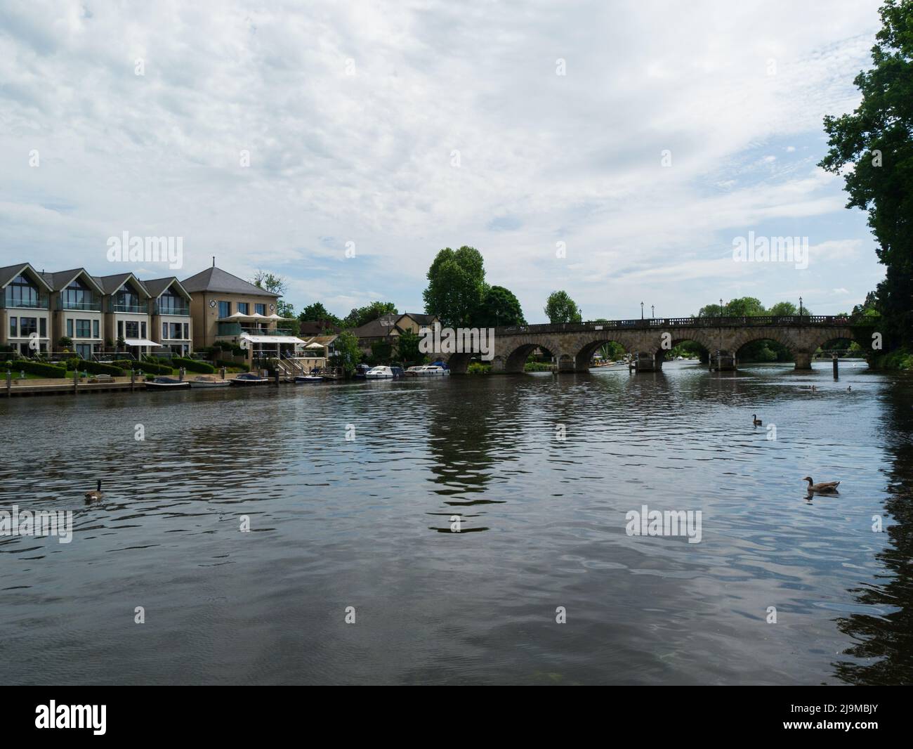 Thames path long distance footpath goes over bridge hi-res stock ...