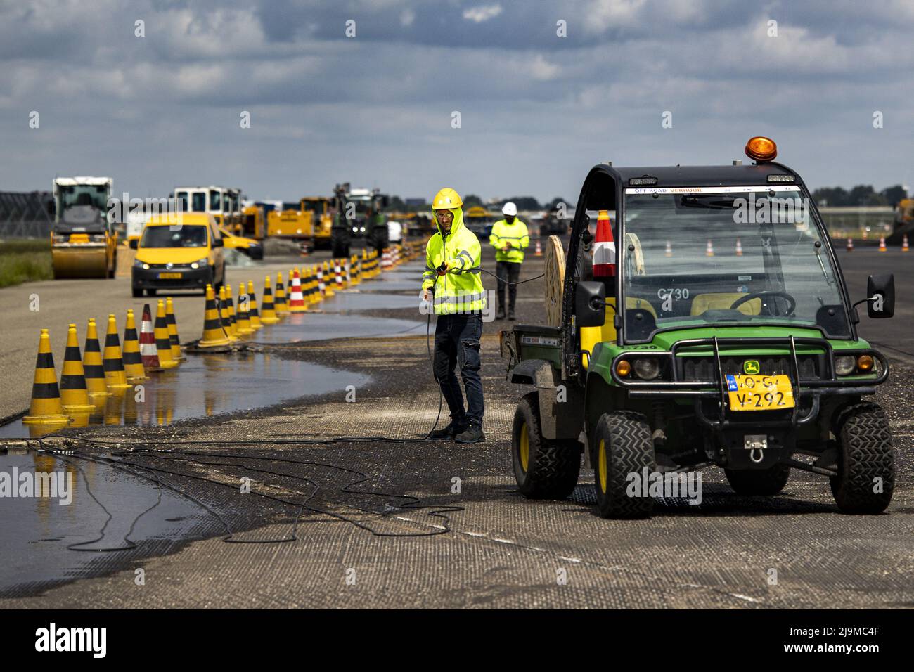 Aviation maintenance truck hi-res stock photography and images - Alamy