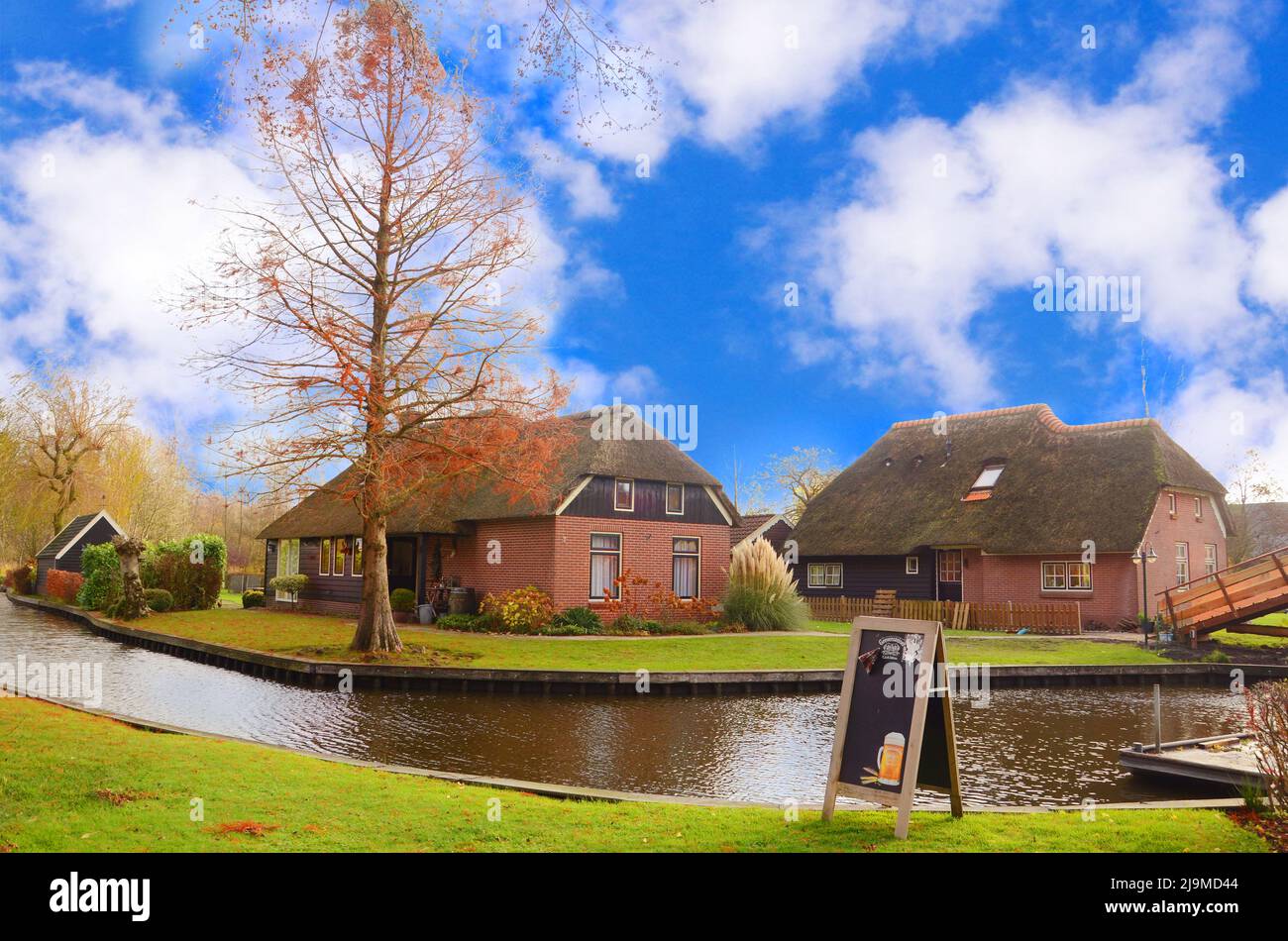GIETHOORN NETHERLANDS, VIEW OF A BEAUTIFUL CANAL SIDE HOUSE WITH GARDEN IN THE CAR FREE VILLAGE ...