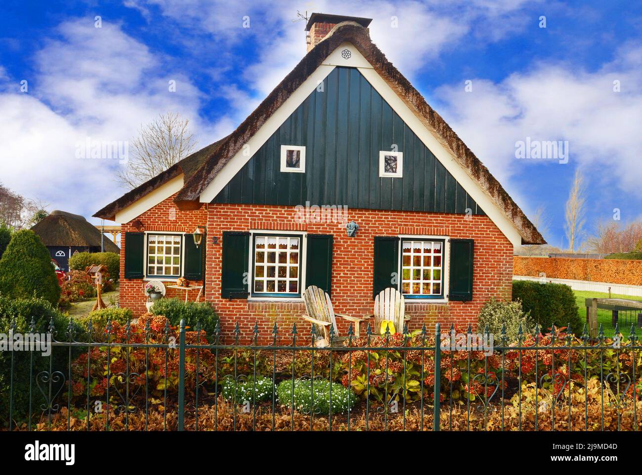 GIETHOORN NETHERLANDS, VIEW OF A BEAUTIFUL CANAL SIDE HOUSE WITH GARDEN ...