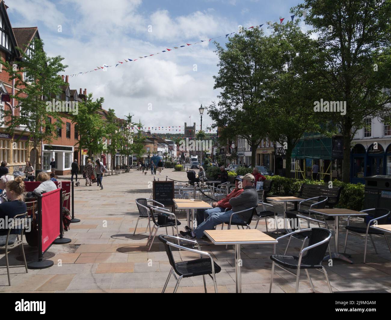 People sitting in sunshine in pedestrianised square Henley-on-Thames ...