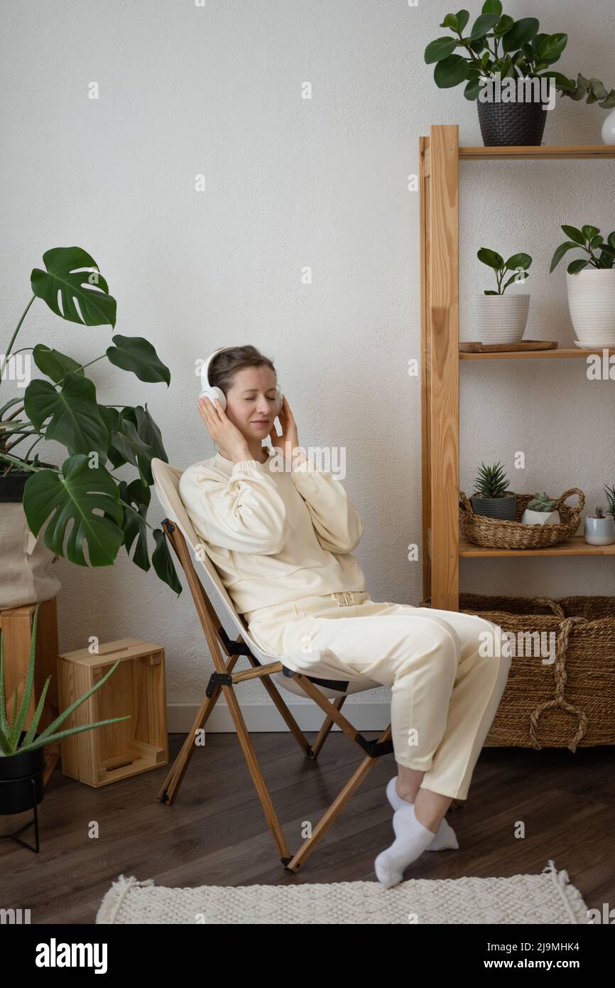 Full body female meloman hi-res stock photography and images - Alamy