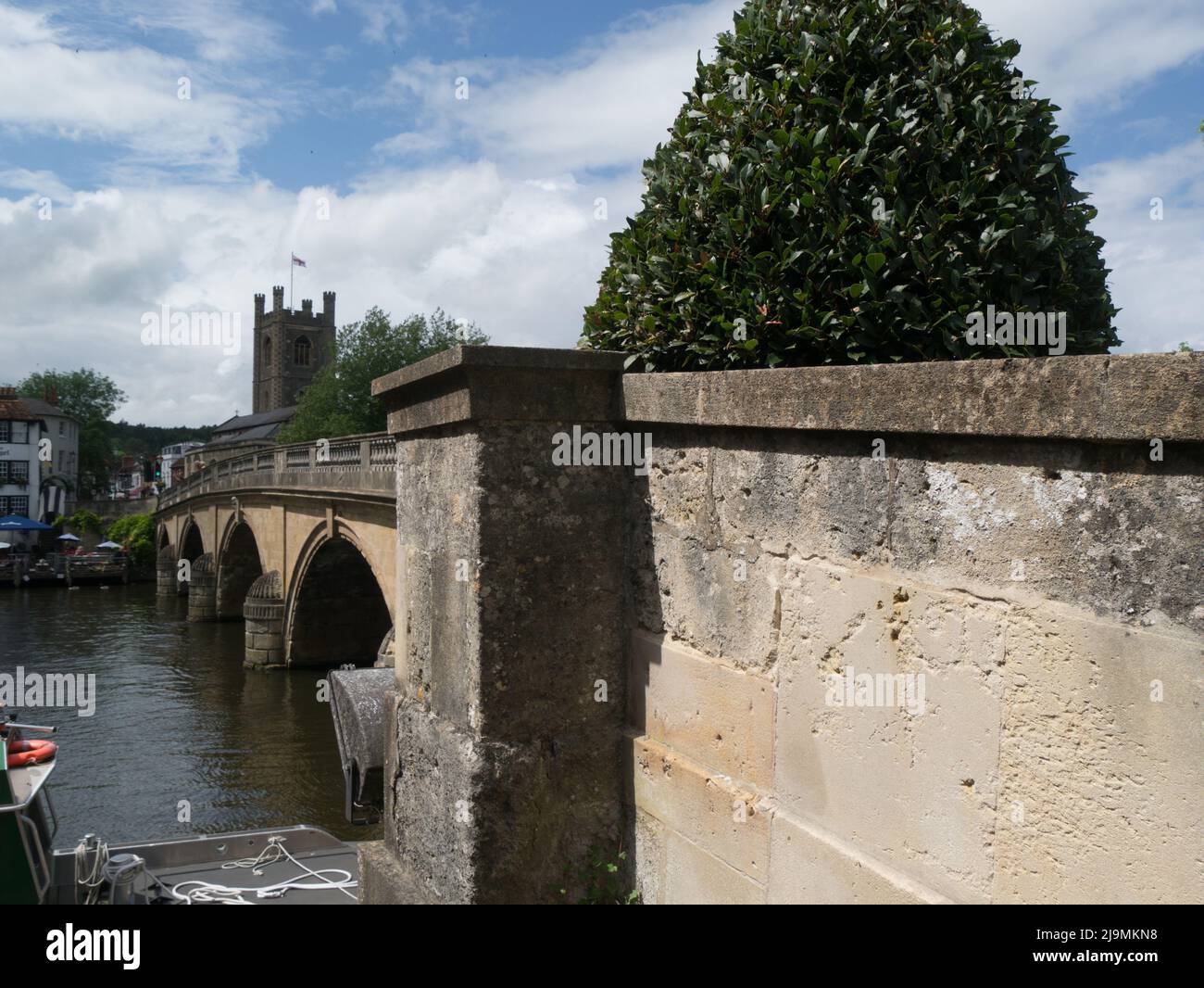 Henley road bridge between oxfordshire and berkshire hi-res stock ...