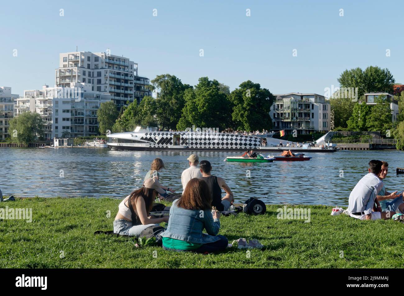 Frühling in Berlin, Liegewiese im Treptower Park am Spreeufer, Moby dick Spreedampfer, Treptow ...