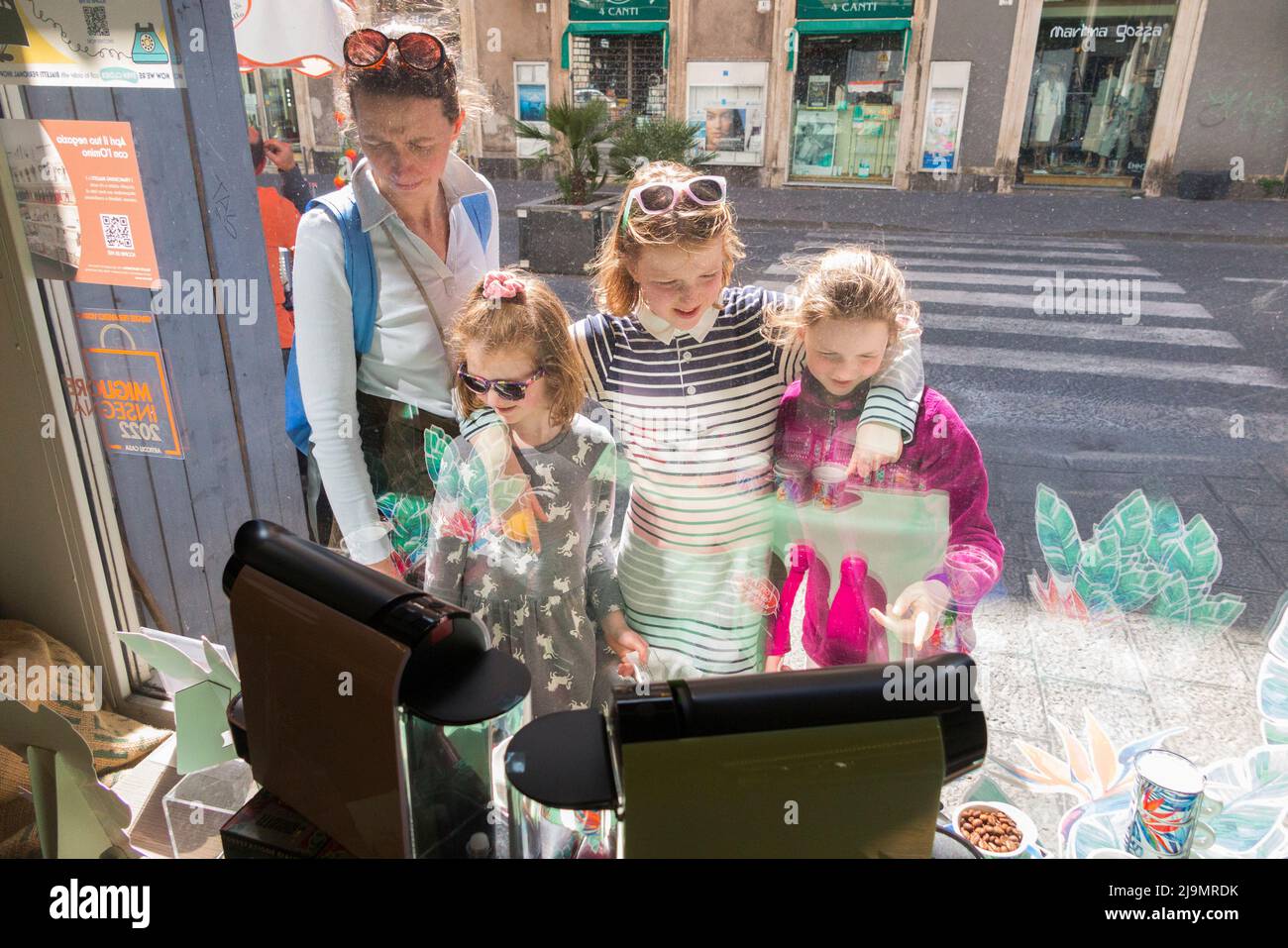 Children looking in store window hi-res stock photography and images ...