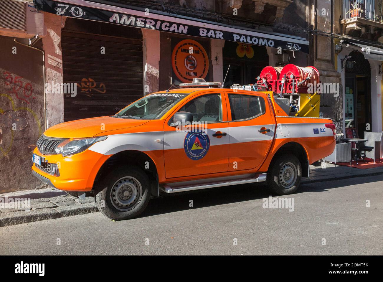 Civil protection emergency vehicle mounted with hose, pickup / pick up ...