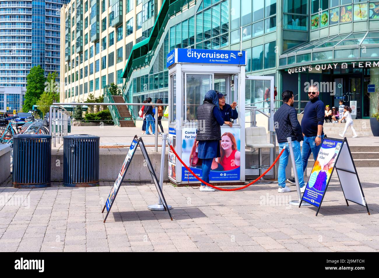 People by the city cruises ticket booth in the waterfront Stock Photo ...