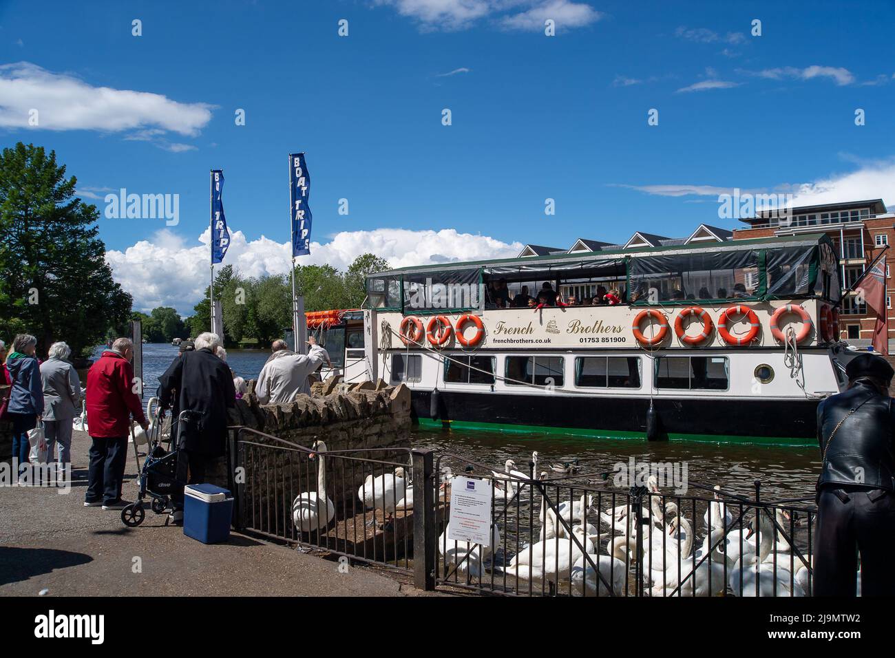 Windsor, Berkshire, UK. 24th May, 2022. Visitors queue for river trips ...