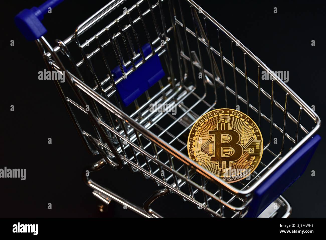 Gold chain vector hi-res stock photography and images - Alamy