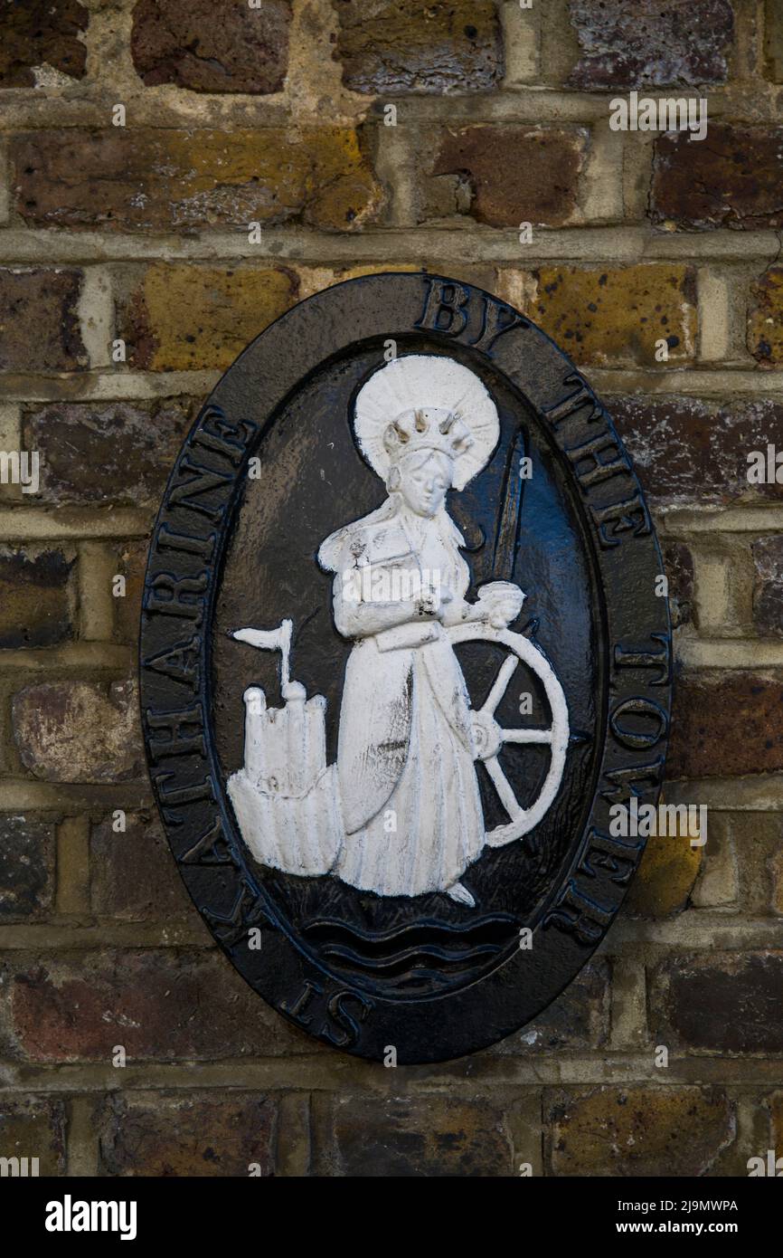 St Katharines Docks insigna Tower Bridge London Stock Photo - Alamy