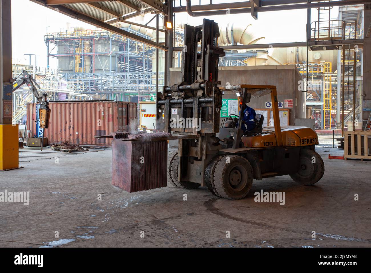 Forklift maneuvering hi-res stock photography and images - Alamy