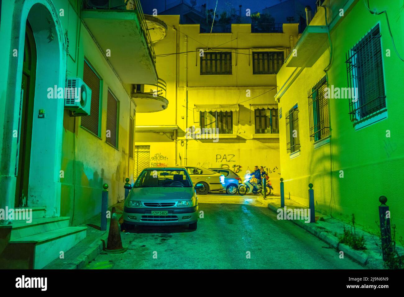 City streets at night hi-res stock photography and images - Alamy