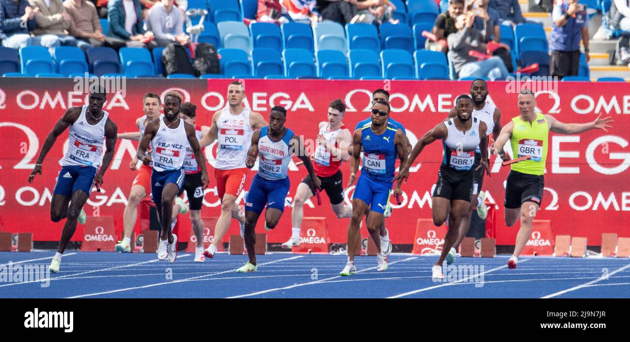 Richard Kilty fails to pass the batton over to Nathaniel Mitchell-Blake ...