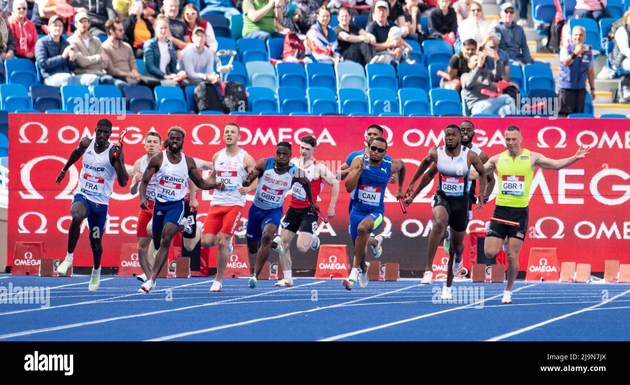 Richard Kilty fails to pass the batton over to Nathaniel Mitchell-Blake ...
