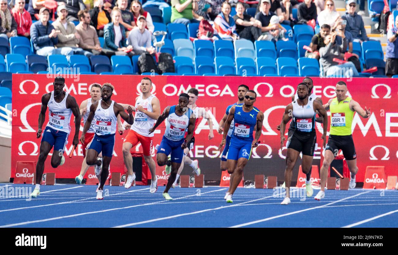 Richard Kilty fails to pass the batton over to Nathaniel Mitchell-Blake ...